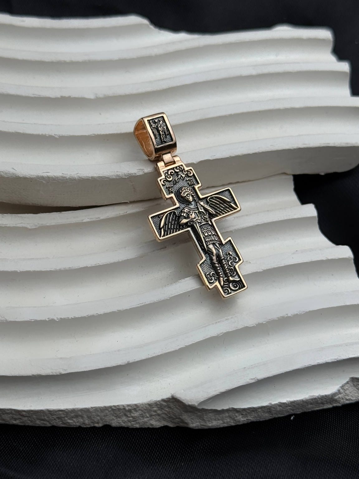 Купити золотий хрестик з чорнінням: Архангел Михаїл 1513 від CROCUS